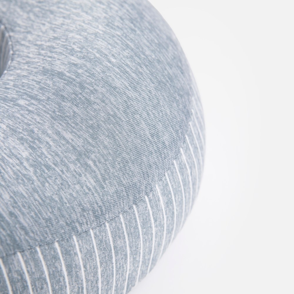 SNOW TOUCH 涼感記憶頸枕 浪花藍｜HOLA 和樂家居｜HOLA 和樂家居