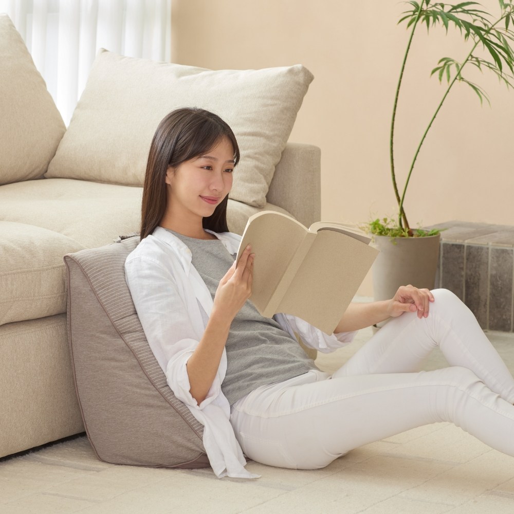 SNOW TOUCH 涼感三角大靠墊 沙礫棕｜HOLA 和樂家居｜HOLA 和樂家居